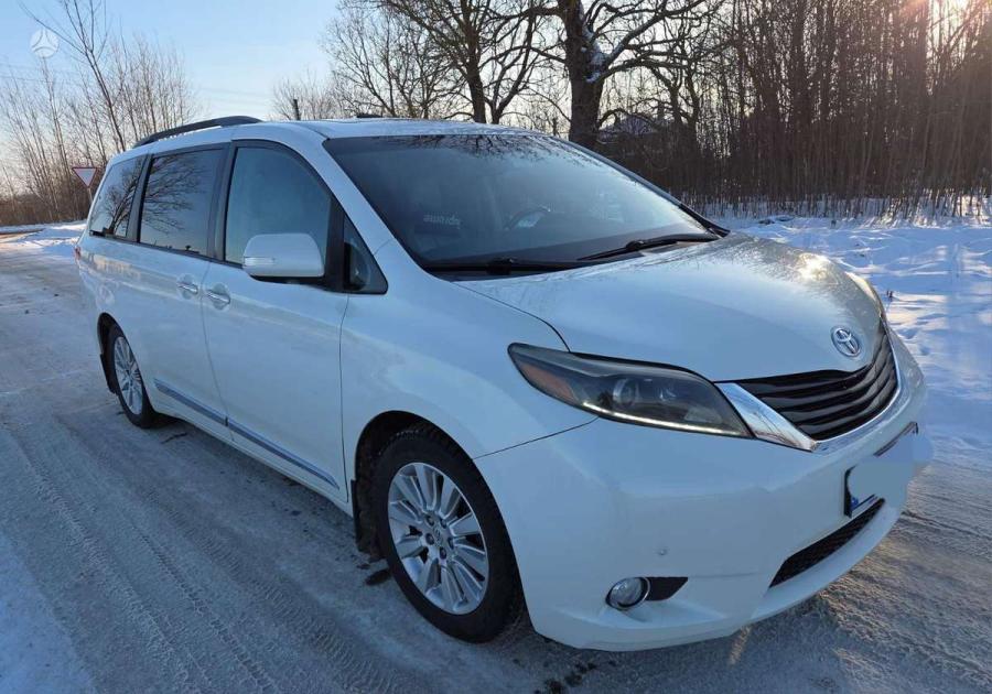 White Toyota Sienna 2013 in Siauliai, with an engine capacity of 3.50 L and mileage of 85 thousand km for 12950 €, photo 3 on AUTOMOTO.COM.LV