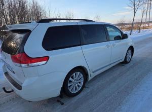 White Toyota Sienna 2013 in Siauliai, with an engine capacity of 3.50 L and mileage of 85 thousand km for 12950 €, photo 4 on AUTOMOTO.COM.LV