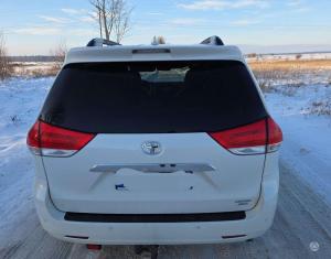 White Toyota Sienna 2013 in Siauliai, with an engine capacity of 3.50 L and mileage of 85 thousand km for 12950 €, photo 5 on AUTOMOTO.COM.LV