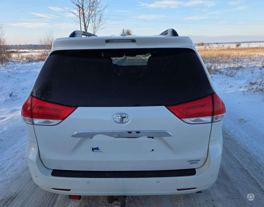 White Toyota Sienna 2013 in Siauliai, with an engine capacity of 3.50 L and mileage of 85 thousand km for 12950 €, photo 5 on AUTOMOTO.COM.LV