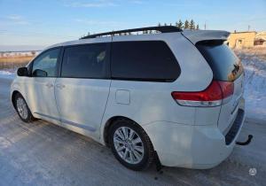 White Toyota Sienna 2013 in Siauliai, with an engine capacity of 3.50 L and mileage of 85 thousand km for 12950 €, photo 6 on AUTOMOTO.COM.LV