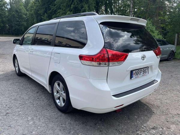 White Toyota Sienna 2014 in Prienai, with an engine capacity of 3.46 L and mileage of 290 thousand km for 11444 €, photo 6 on AUTOMOTO.COM.LV