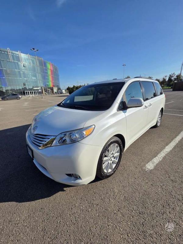 Balts Toyota Sienna 2014 Šauļi, ar dzinēja tilpumu 3.46 L un nobraukumu 240 tūkst. km par 14900 €, foto 1 vietnē AUTOMOTO.COM.LV