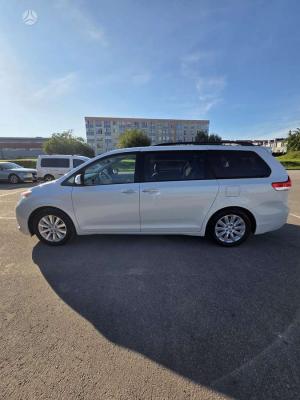 Balts Toyota Sienna 2014 Šauļi, ar dzinēja tilpumu 3.46 L un nobraukumu 240 tūkst. km par 14900 €, foto 5 vietnē AUTOMOTO.COM.LV