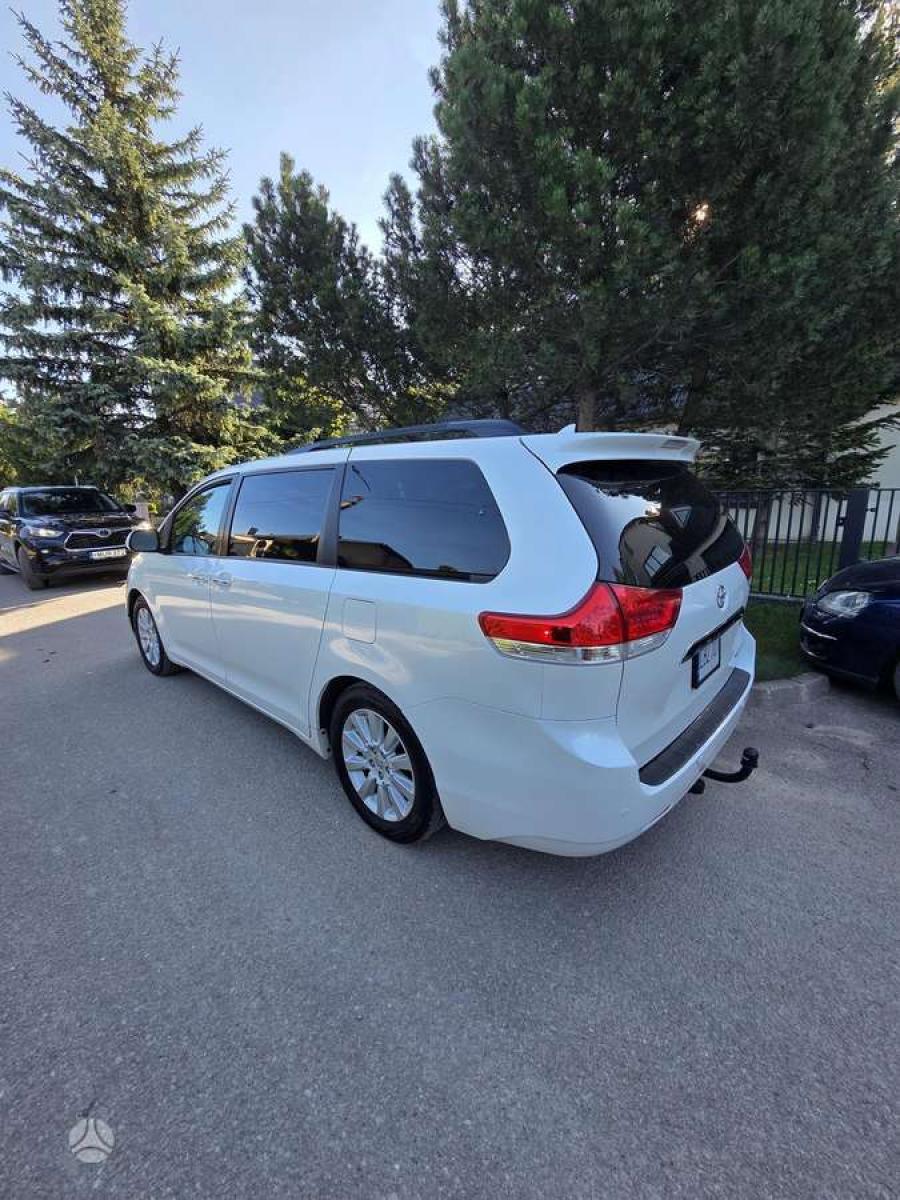 Balts Toyota Sienna 2014 Šauļi, ar dzinēja tilpumu 3.46 L un nobraukumu 240 tūkst. km par 14900 €, foto 15 vietnē AUTOMOTO.COM.LV