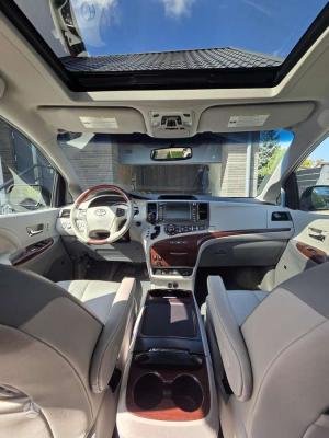 Balts Toyota Sienna 2014 Šauļi, ar dzinēja tilpumu 3.46 L un nobraukumu 240 tūkst. km par 14900 €, foto 20 vietnē AUTOMOTO.COM.LV