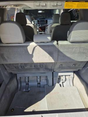 Balts Toyota Sienna 2014 Šauļi, ar dzinēja tilpumu 3.46 L un nobraukumu 240 tūkst. km par 14900 €, foto 23 vietnē AUTOMOTO.COM.LV