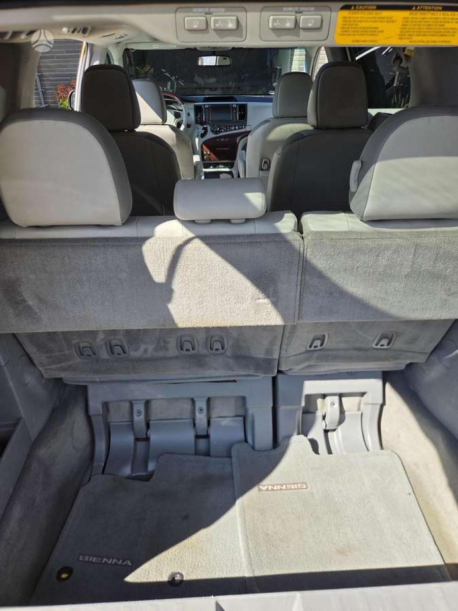 Balts Toyota Sienna 2014 Šauļi, ar dzinēja tilpumu 3.46 L un nobraukumu 240 tūkst. km par 14900 €, foto 23 vietnē AUTOMOTO.COM.LV