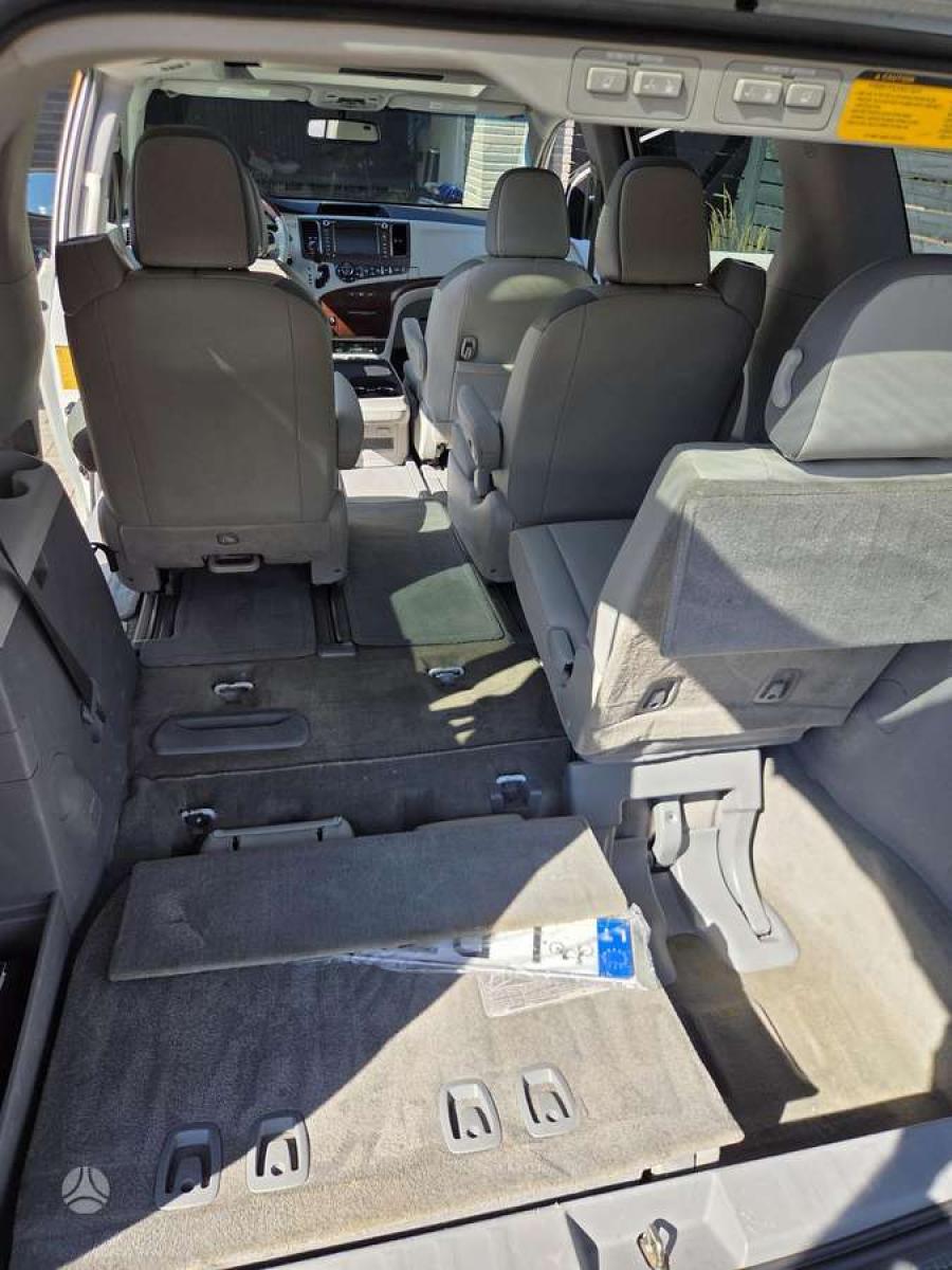 Balts Toyota Sienna 2014 Šauļi, ar dzinēja tilpumu 3.46 L un nobraukumu 240 tūkst. km par 14900 €, foto 24 vietnē AUTOMOTO.COM.LV