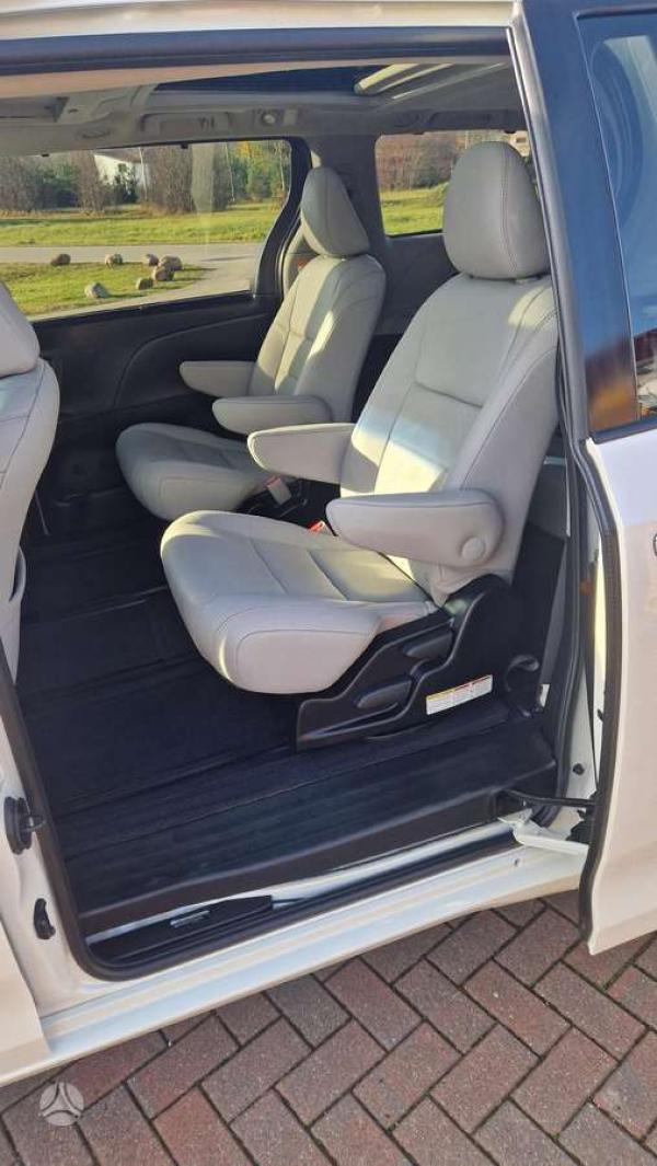 White Toyota Sienna 2015 in Siauliai, with an engine capacity of 3.46 L and mileage of 166 thousand km for 21900 €, photo 11 on AUTOMOTO.COM.LV