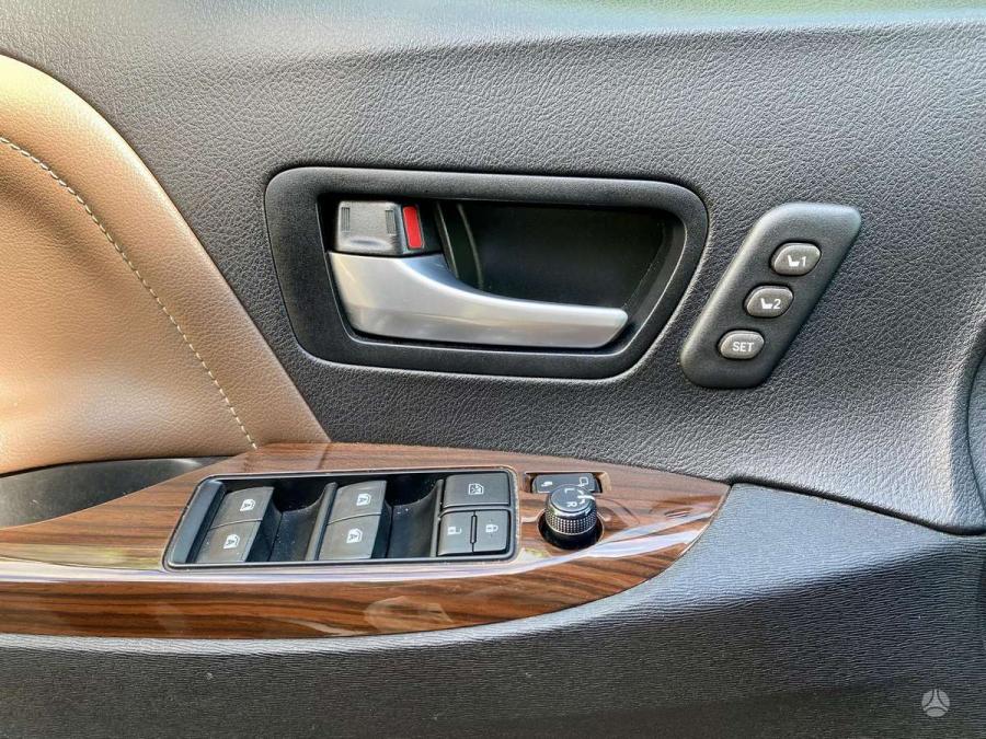 Balts Toyota Sienna 2015 Šauļi, ar dzinēja tilpumu 3.50 L un nobraukumu 202 tūkst. km par 18750 €, foto 24 vietnē AUTOMOTO.COM.LV