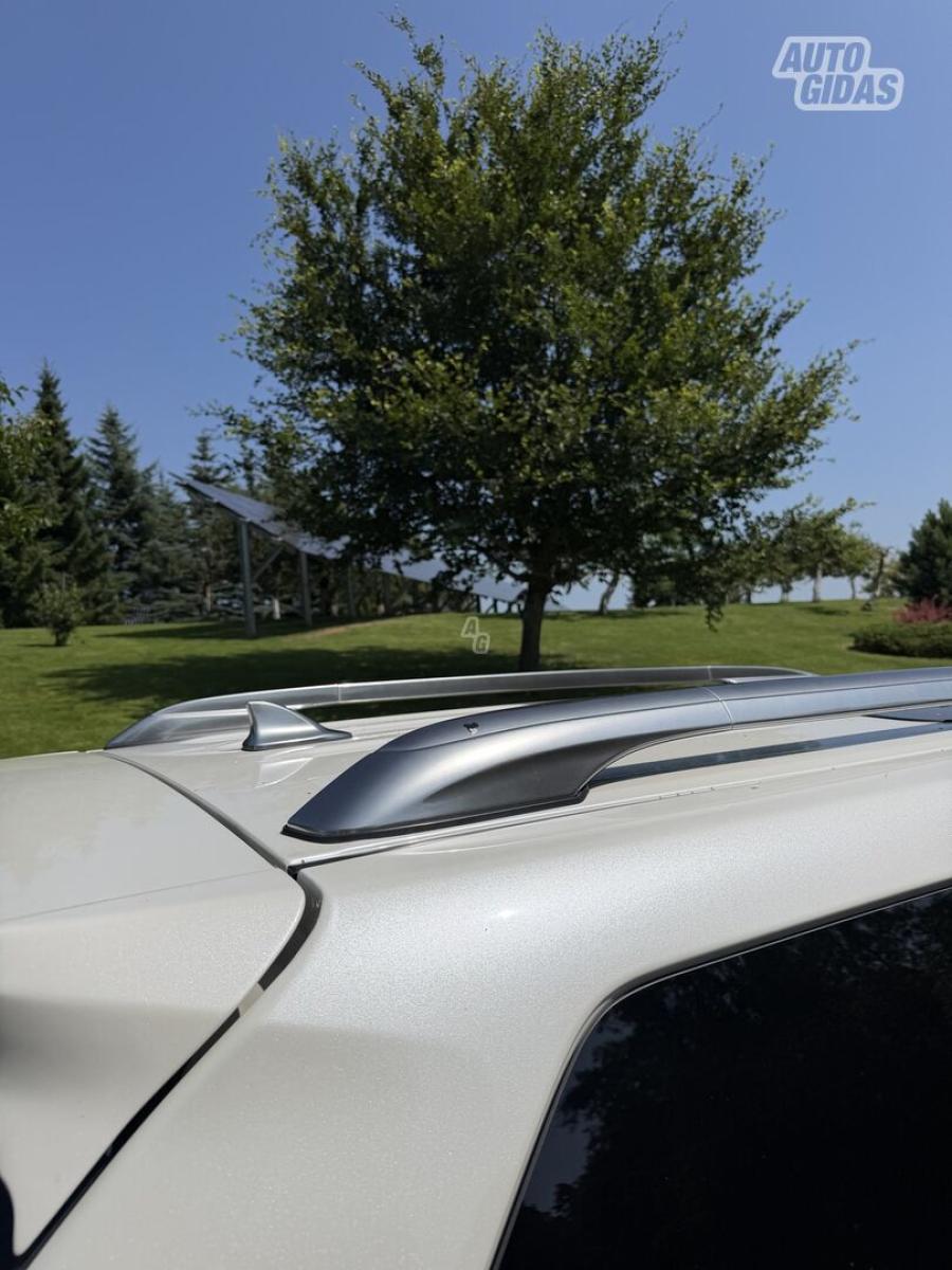 White Toyota Sienna 2016 in Kupiskis, with an engine capacity of 3.50 L and mileage of 167 thousand km for 18900 €, photo 10 on AUTOMOTO.COM.LV