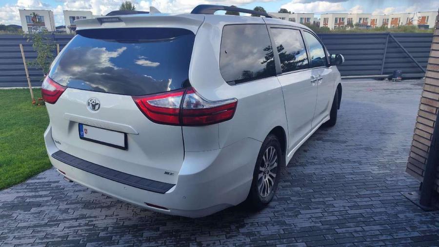 White Toyota Sienna 2018 in Klaipeda, with an engine capacity of 3.50 L and mileage of 155 thousand km for 19900 €, photo 4 on AUTOMOTO.COM.LV