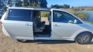 White Toyota Sienna 2018 in Klaipeda, with an engine capacity of 3.50 L and mileage of 155 thousand km for 19900 €, photo 6 on AUTOMOTO.COM.LV