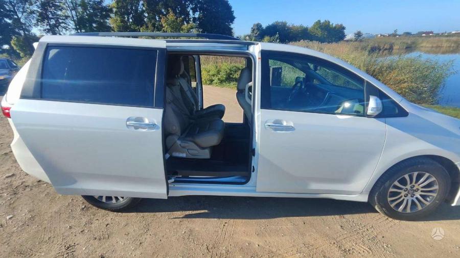 White Toyota Sienna 2018 in Klaipeda, with an engine capacity of 3.50 L and mileage of 155 thousand km for 19900 €, photo 6 on AUTOMOTO.COM.LV