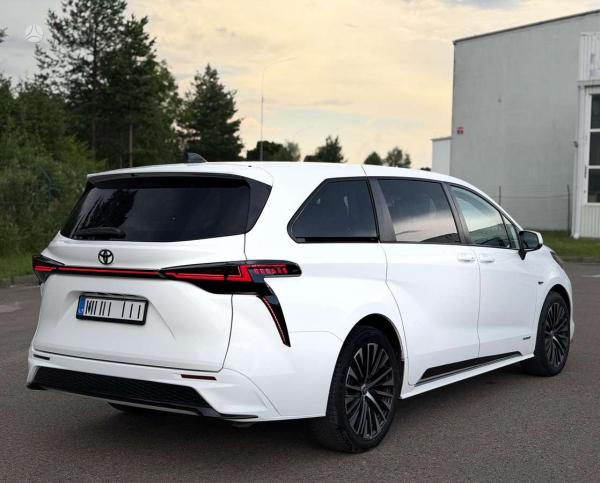 White Toyota Sienna 2021 in Vilnius, with an engine capacity of 2.50 L and mileage of 158 thousand km for 35500 €, photo 7 on AUTOMOTO.COM.LV