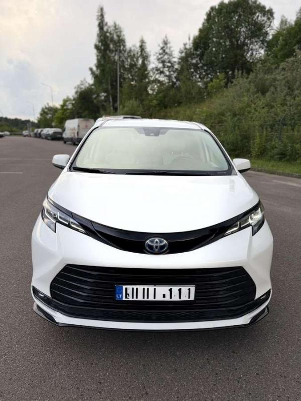Balts Toyota Sienna 2021 Viļņa, ar dzinēja tilpumu 2.50 L un nobraukumu 158 tūkst. km par 35500 €, foto 2 vietnē AUTOMOTO.COM.LV