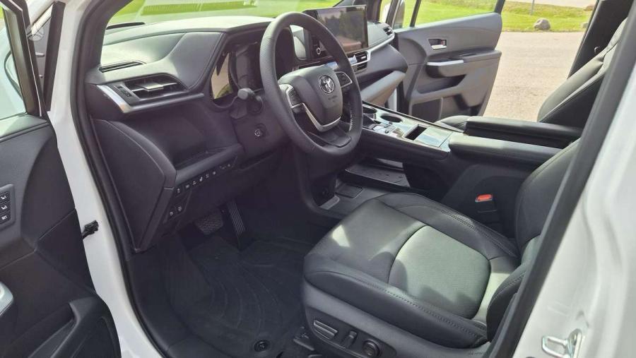 White Toyota Sienna 2025 in Siauliai, with an engine capacity of 2.50 L and mileage of 3 thousand km for 63900 €, photo 7 on AUTOMOTO.COM.LV