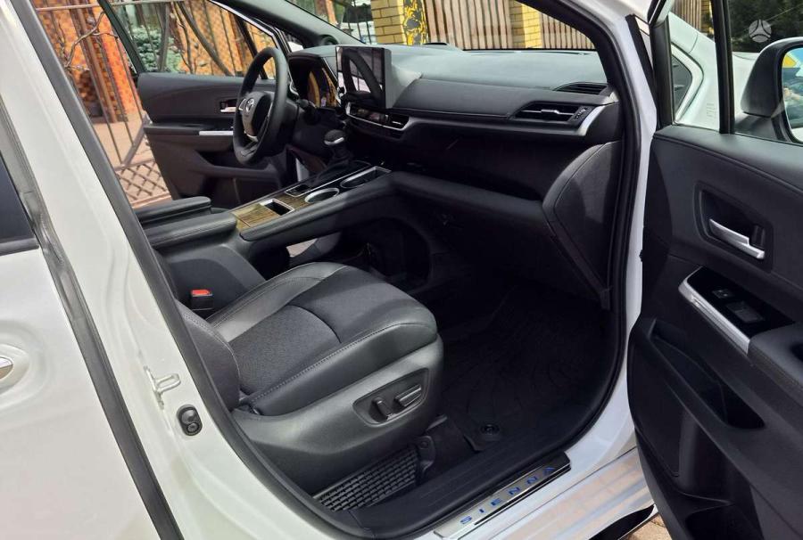White Toyota Sienna 2025 in Siauliai, with an engine capacity of 2.50 L and mileage of 3 thousand km for 63900 €, photo 8 on AUTOMOTO.COM.LV