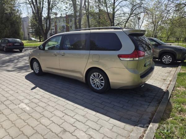 Yellow Toyota Sienna 2011 in Jelgava, with an engine capacity of 3.50 L and mileage of 98 thousand km for 12500 €, photo 3 on AUTOMOTO.COM.LV