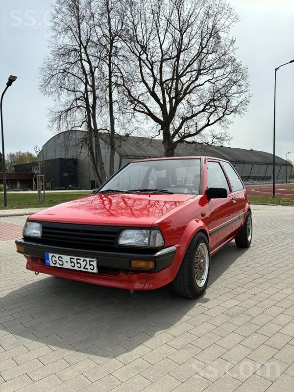 Sarkans Toyota Starlet 1988 Kuldīga, ar dzinēja tilpumu 1.00 L un nobraukumu 188 tūkst. km par 4000 €, foto 1 vietnē AUTOMOTO.COM.LV