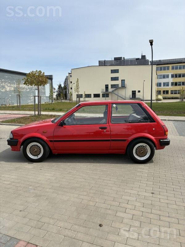 Sarkans Toyota Starlet 1988 Kuldīga, ar dzinēja tilpumu 1.00 L un nobraukumu 188 tūkst. km par 4000 €, foto 5 vietnē AUTOMOTO.COM.LV