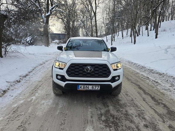 White Toyota Tacoma 2023 in Vilnius, with an engine capacity of 3.50 L and mileage of 24 thousand km for 39999 €, photo 1 on AUTOMOTO.COM.LV