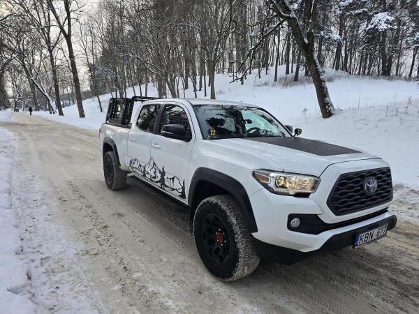 White Toyota Tacoma 2023 in Vilnius, with an engine capacity of 3.50 L and mileage of 24 thousand km for 39999 €, photo 2 on AUTOMOTO.COM.LV
