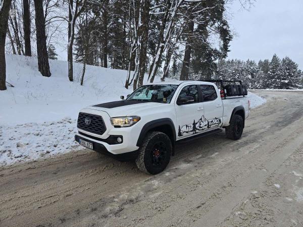 White Toyota Tacoma 2023 in Vilnius, with an engine capacity of 3.50 L and mileage of 24 thousand km for 39999 €, photo 3 on AUTOMOTO.COM.LV