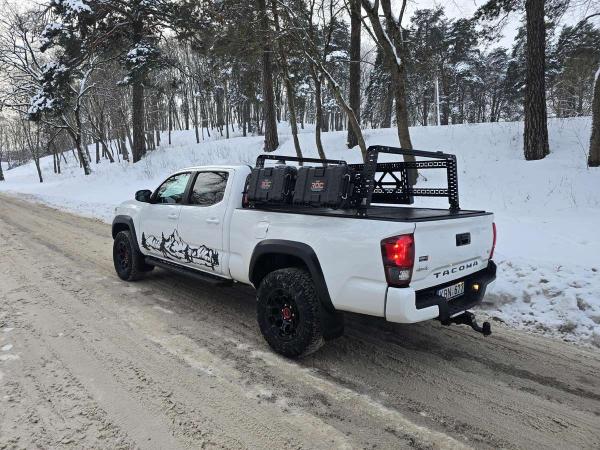 White Toyota Tacoma 2023 in Vilnius, with an engine capacity of 3.50 L and mileage of 24 thousand km for 39999 €, photo 4 on AUTOMOTO.COM.LV