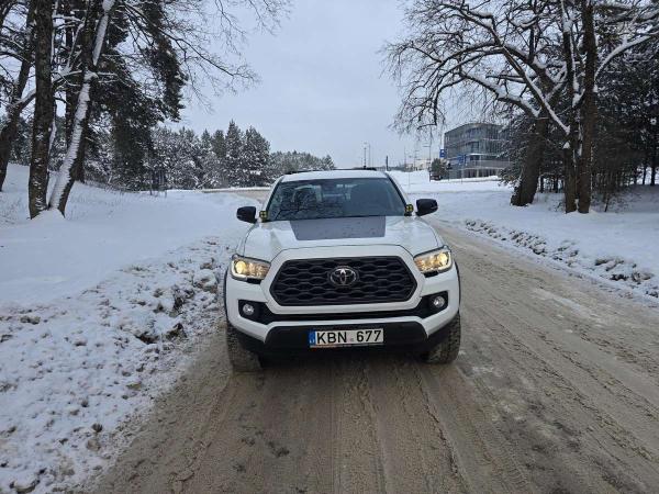 White Toyota Tacoma 2023 in Vilnius, with an engine capacity of 3.50 L and mileage of 24 thousand km for 39999 €, photo 5 on AUTOMOTO.COM.LV
