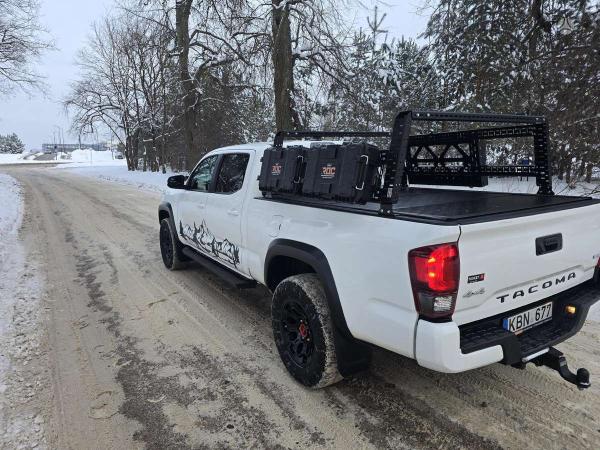 White Toyota Tacoma 2023 in Vilnius, with an engine capacity of 3.50 L and mileage of 24 thousand km for 39999 €, photo 6 on AUTOMOTO.COM.LV