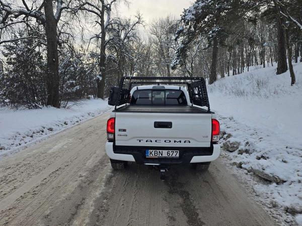 White Toyota Tacoma 2023 in Vilnius, with an engine capacity of 3.50 L and mileage of 24 thousand km for 39999 €, photo 7 on AUTOMOTO.COM.LV