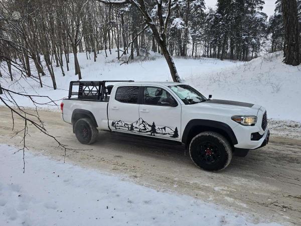White Toyota Tacoma 2023 in Vilnius, with an engine capacity of 3.50 L and mileage of 24 thousand km for 39999 €, photo 10 on AUTOMOTO.COM.LV