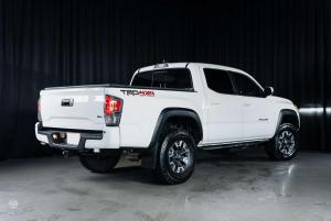 Balts Toyota Tacoma 2021 Viļņa, ar dzinēja tilpumu 3.46 L un nobraukumu 15 tūkst. km par 51999 €, foto 5 vietnē AUTOMOTO.COM.LV