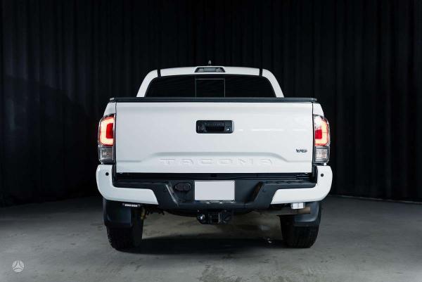 White Toyota Tacoma 2021 in Vilnius, with an engine capacity of 3.46 L and mileage of 15 thousand km for 51999 €, photo 5 on AUTOMOTO.COM.LV