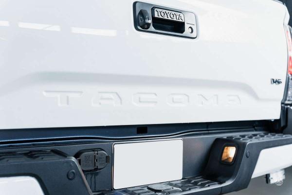 White Toyota Tacoma 2021 in Vilnius, with an engine capacity of 3.46 L and mileage of 15 thousand km for 51999 €, photo 9 on AUTOMOTO.COM.LV