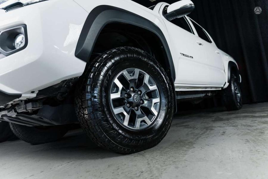 Balts Toyota Tacoma 2021 Viļņa, ar dzinēja tilpumu 3.46 L un nobraukumu 15 tūkst. km par 51999 €, foto 16 vietnē AUTOMOTO.COM.LV