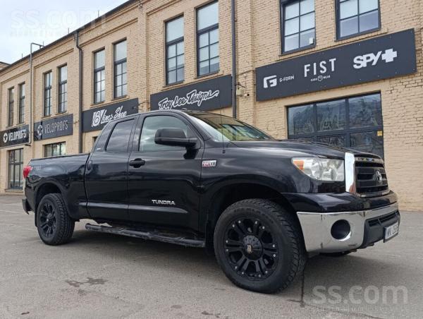 Black Toyota Tundra 2010 in Riga, with an engine capacity of 5.70 L and mileage of 220 thousand km for 14900 €, photo 3 on AUTOMOTO.COM.LV