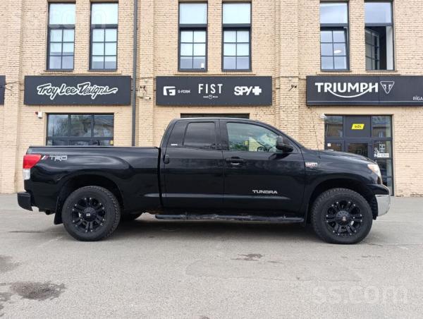 Black Toyota Tundra 2010 in Riga, with an engine capacity of 5.70 L and mileage of 220 thousand km for 14900 €, photo 4 on AUTOMOTO.COM.LV