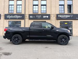 Black Toyota Tundra 2010 in Riga, with an engine capacity of 5.70 L and mileage of 220 thousand km for 14900 €, photo 4 on AUTOMOTO.COM.LV
