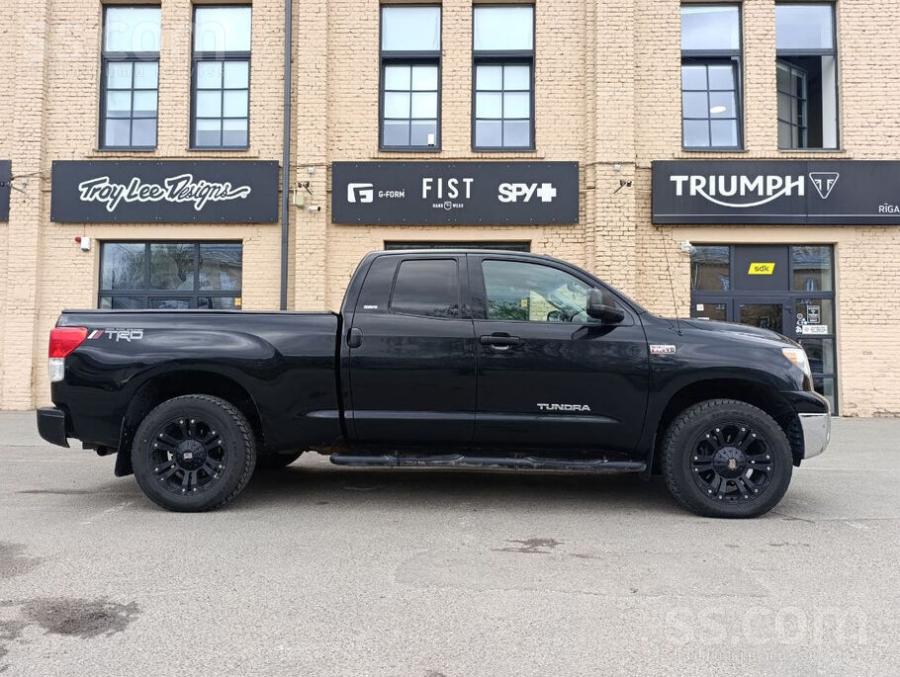 Black Toyota Tundra 2010 in Riga, with an engine capacity of 5.70 L and mileage of 220 thousand km for 14900 €, photo 4 on AUTOMOTO.COM.LV