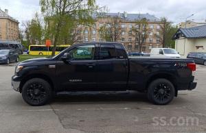 Black Toyota Tundra 2010 in Riga, with an engine capacity of 5.70 L and mileage of 220 thousand km for 14900 €, photo 5 on AUTOMOTO.COM.LV