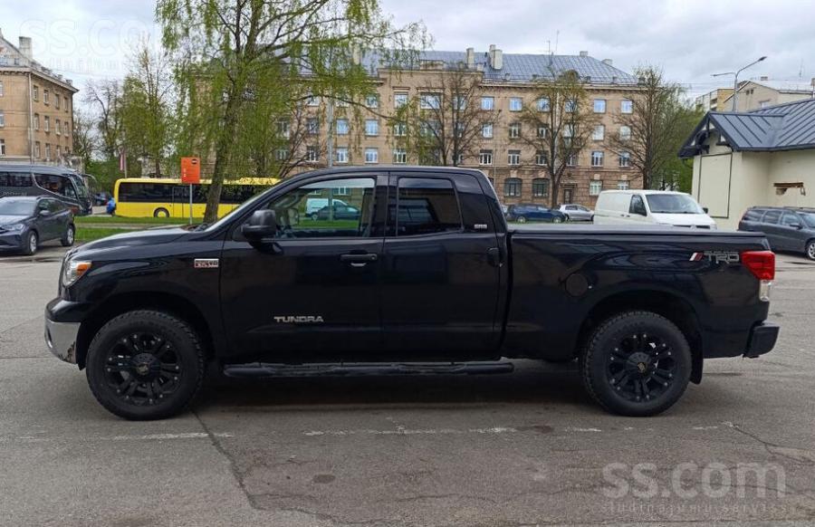 Black Toyota Tundra 2010 in Riga, with an engine capacity of 5.70 L and mileage of 220 thousand km for 14900 €, photo 5 on AUTOMOTO.COM.LV