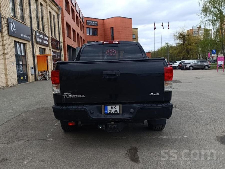 Black Toyota Tundra 2010 in Riga, with an engine capacity of 5.70 L and mileage of 220 thousand km for 14900 €, photo 6 on AUTOMOTO.COM.LV