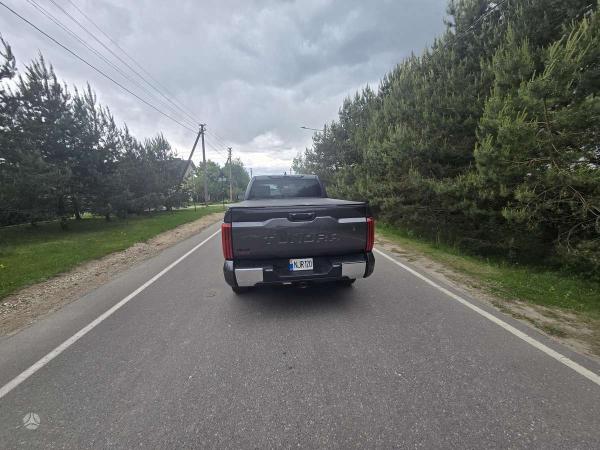 Pelēks Toyota Tundra 2024 Viļņa, ar dzinēja tilpumu 3.45 L un nobraukumu 17 tūkst. km par 50500 €, foto 7 vietnē AUTOMOTO.COM.LV