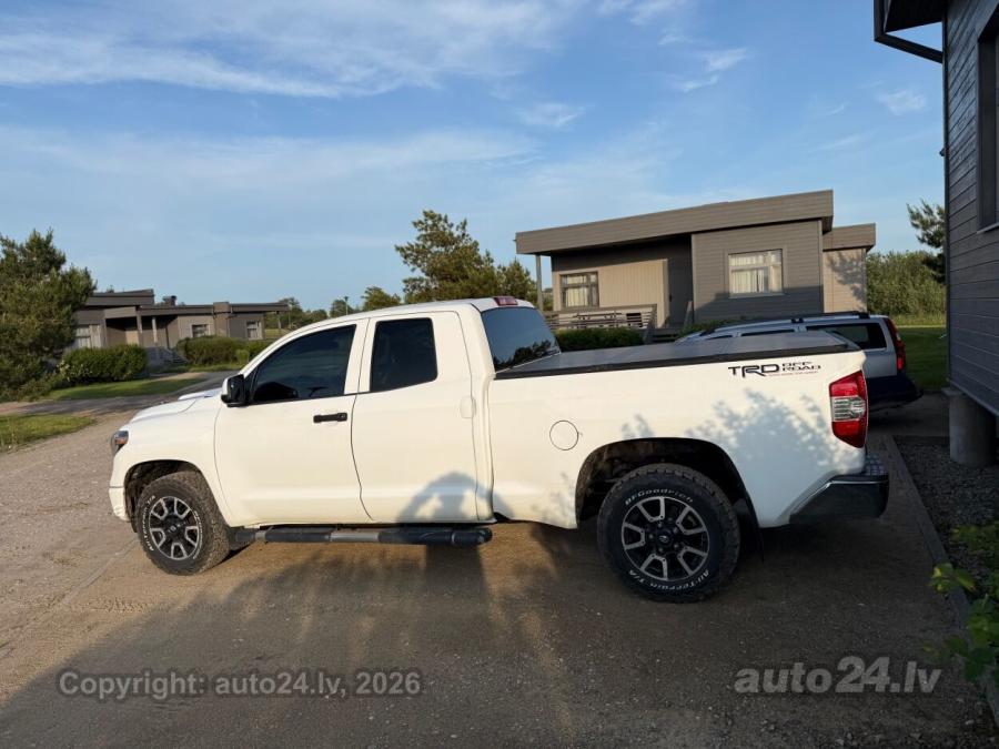 White Toyota Tundra 2018 in Limbazi, with an engine capacity of 4.60 L and mileage of 241 thousand km for 19900 €, photo 5 on AUTOMOTO.COM.LV