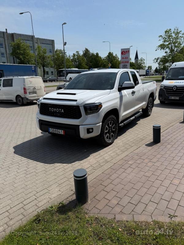 White Toyota Tundra 2018 in Limbazi, with an engine capacity of 4.60 L and mileage of 241 thousand km for 19900 €, photo 5 on AUTOMOTO.COM.LV