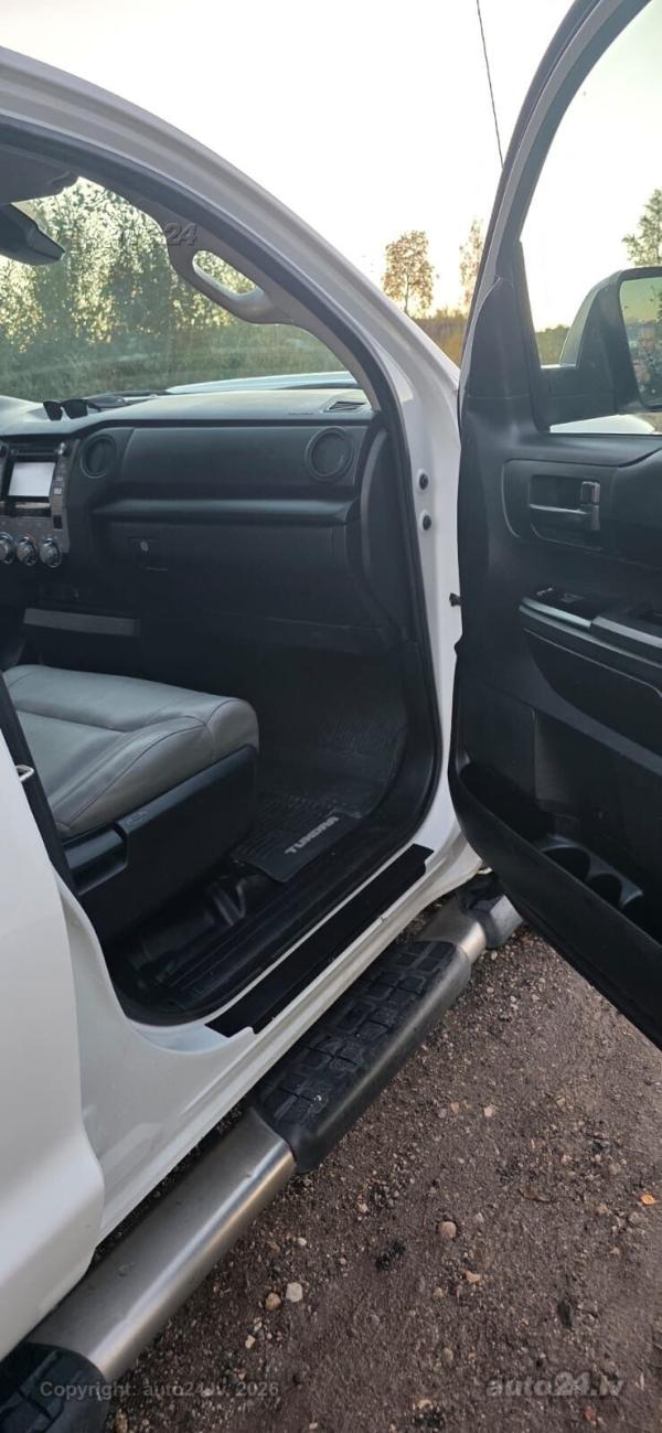 White Toyota Tundra 2018 in Limbazi, with an engine capacity of 4.60 L and mileage of 241 thousand km for 19900 €, photo 7 on AUTOMOTO.COM.LV