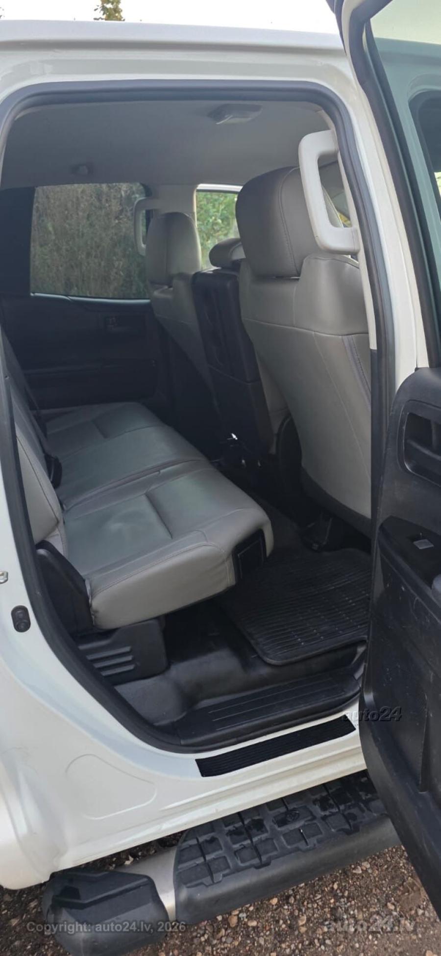 White Toyota Tundra 2018 in Limbazi, with an engine capacity of 4.60 L and mileage of 241 thousand km for 19900 €, photo 9 on AUTOMOTO.COM.LV